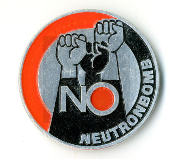 Badge - No Neutronbomb | Hackney Museum
